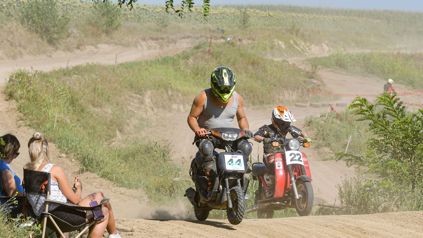 Krosszmotorosok helyett mopedek verték fel a port