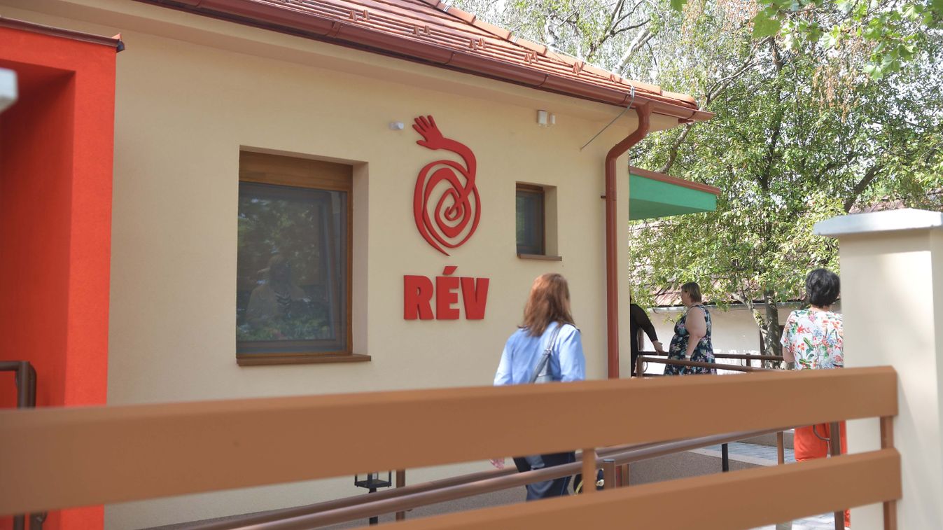 Átadták a RÉV Konzultációs Központot Szekszárdon