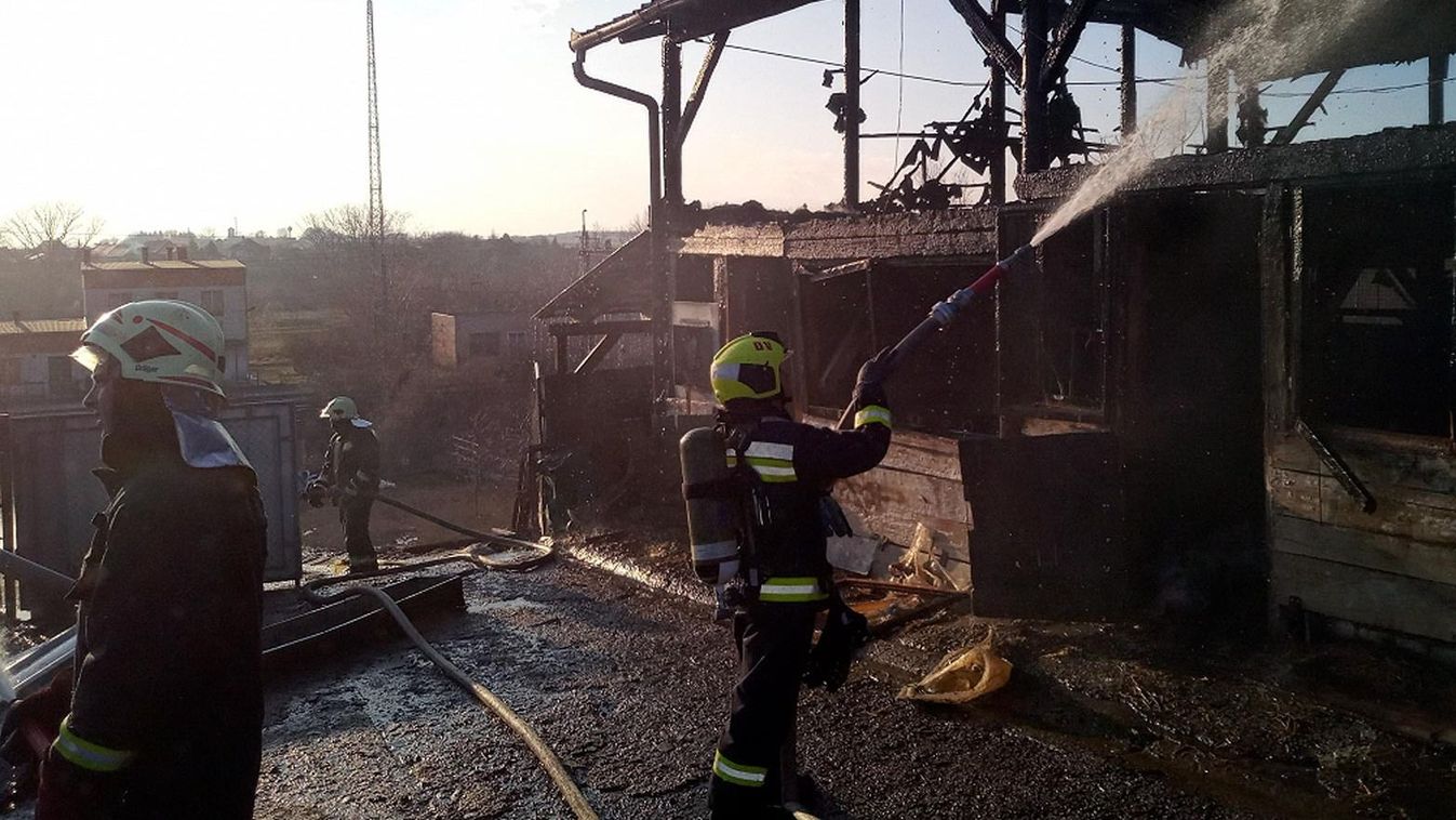 Összesereglett falubeliek segítettek megmenteni a házakat a tűztől Kurdon