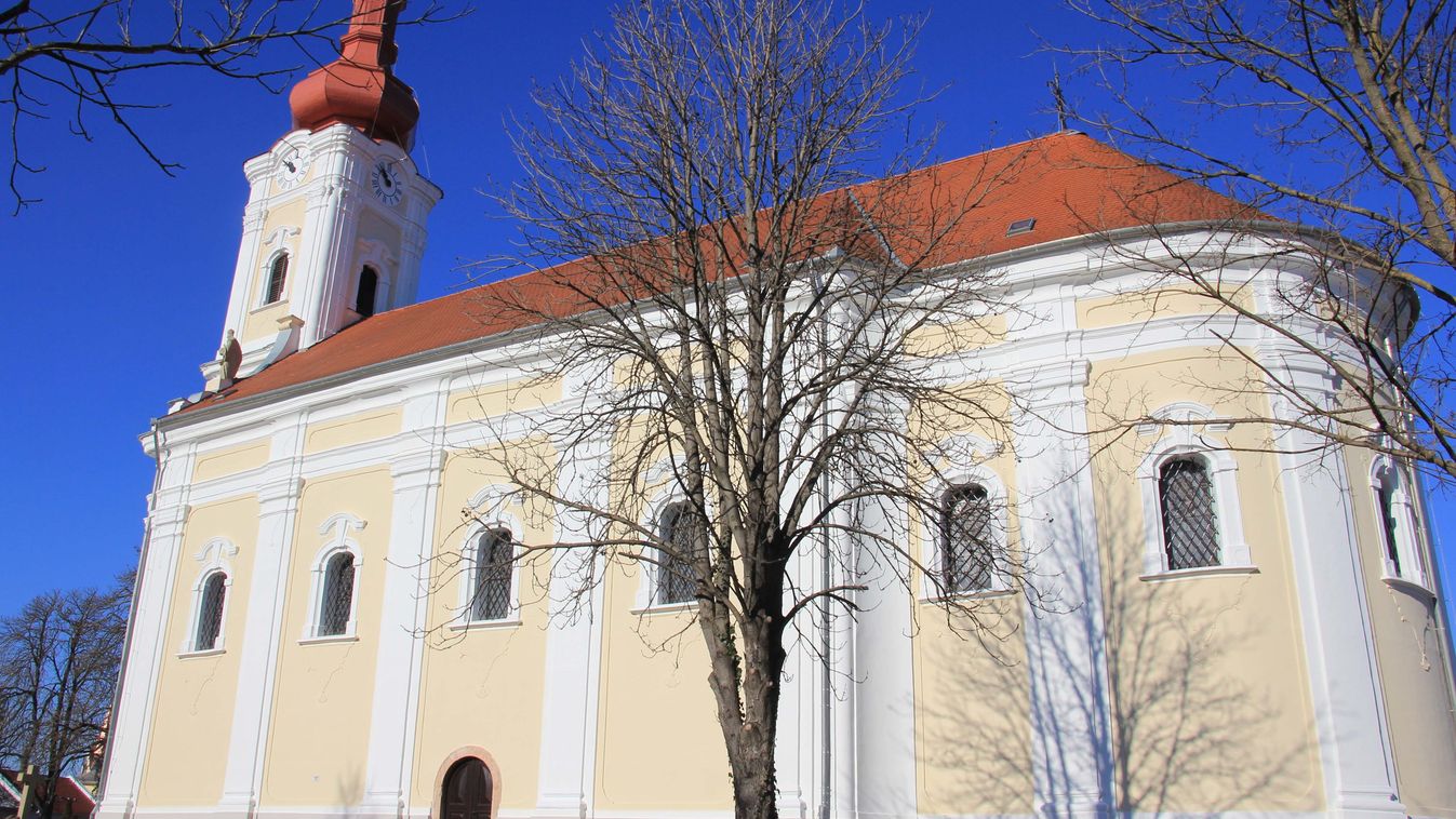 Egy év alatt kívül-belül megszépült a tamási katolikus templom