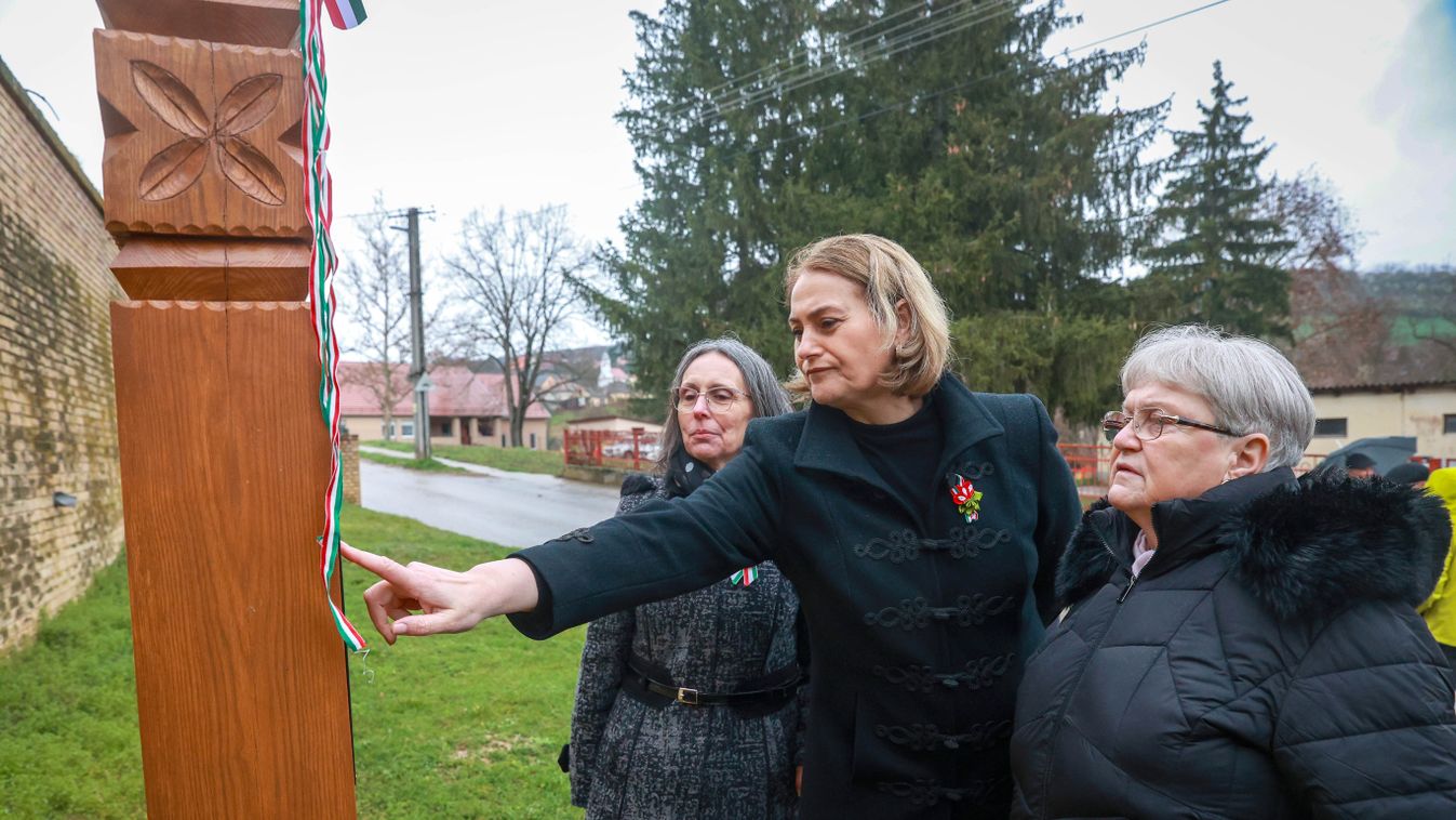 Kopjafát avatott Tevelen dr. Csibi Krisztina