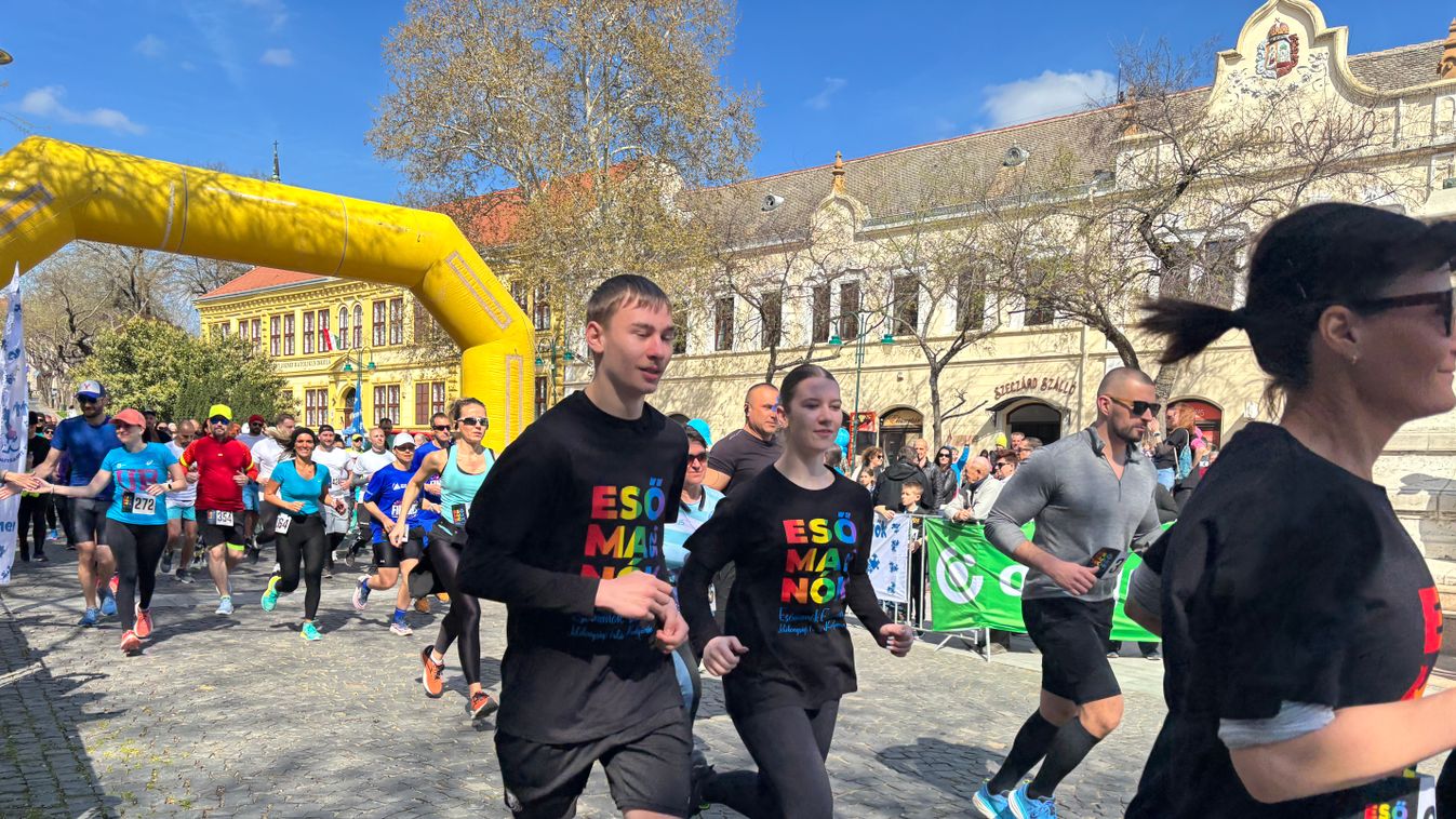 Kékbe borult Szekszárdon a Garay tér (fotókkal)