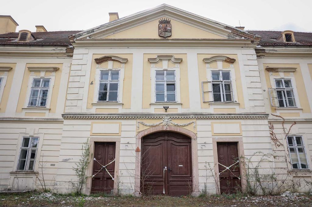 Hőgyészi Apponyi-kastély: titokzatos idegenek járják az épületet