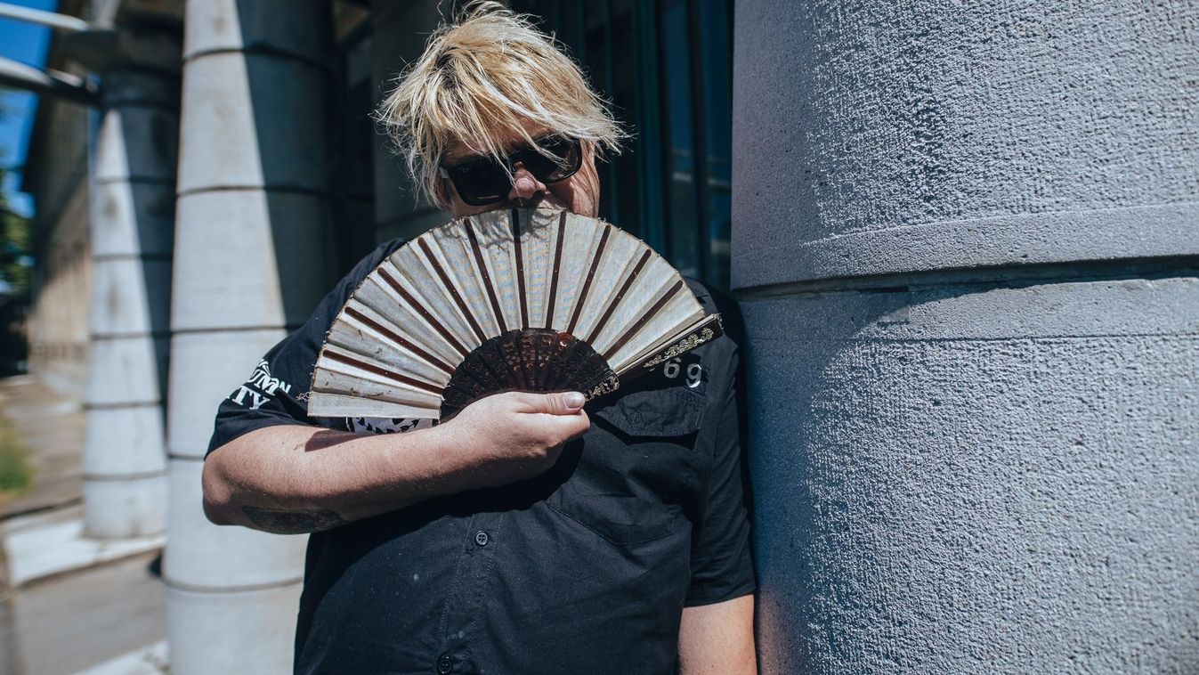 Prosectura: Imre Norbert női legyezővel látható és nővel puszizkodik