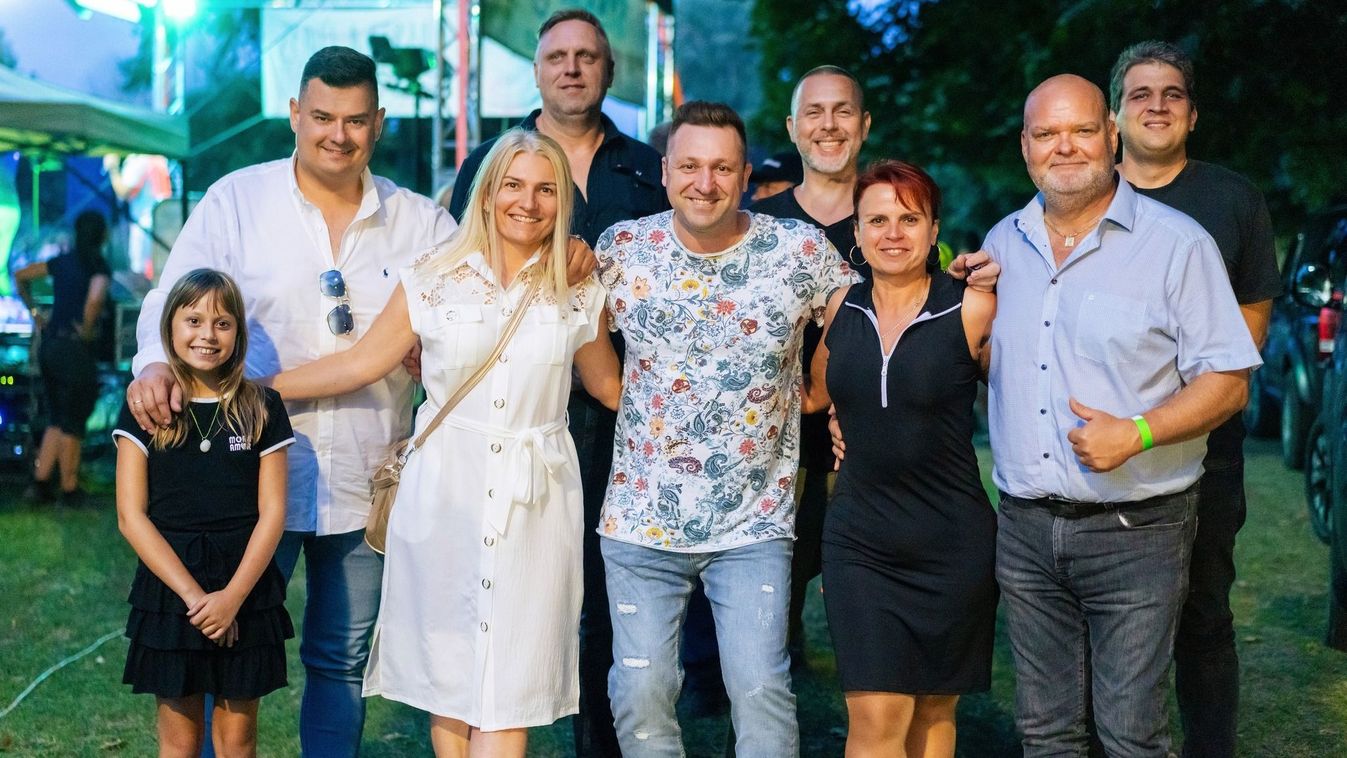 Dombori: Zsikó Zoltánék a V-teches Kefirrel fotózkodtak