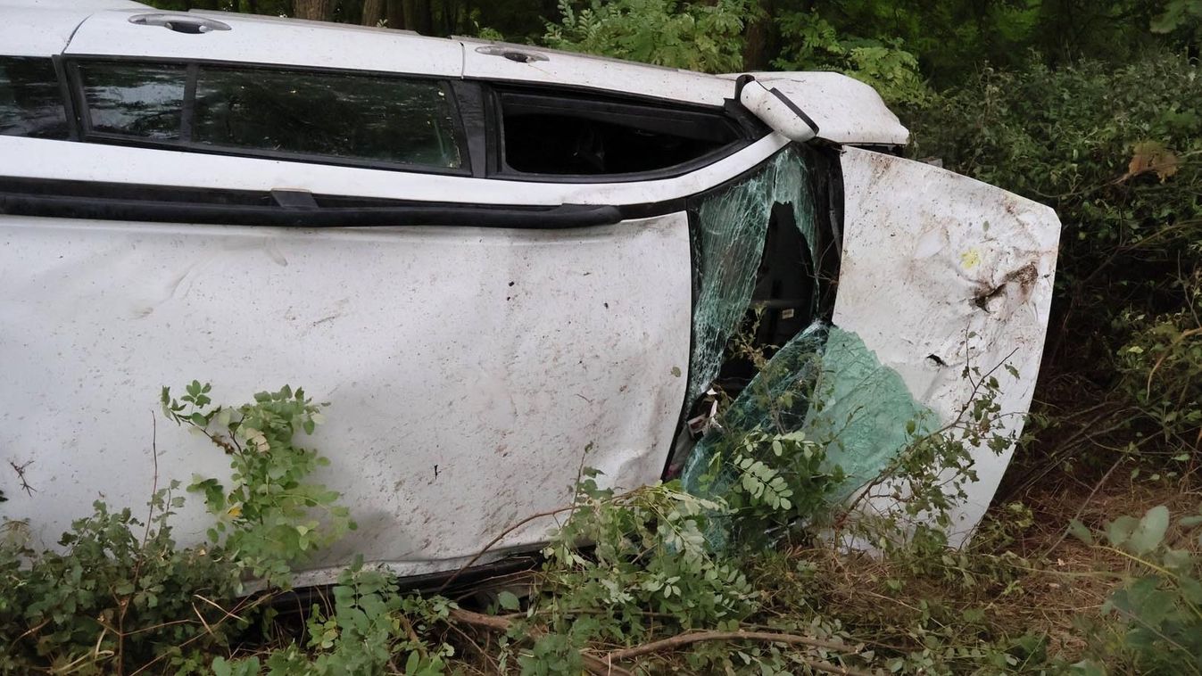 Ronccsá tört az autó, pokoli baleset történt a 6-oson (helyszíni fotókkal)