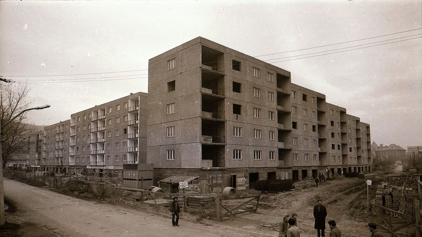 Alaposan megváltozott Szekszárd arca: mutatjuk, milyen volt és milyen lett az egyik központi utca