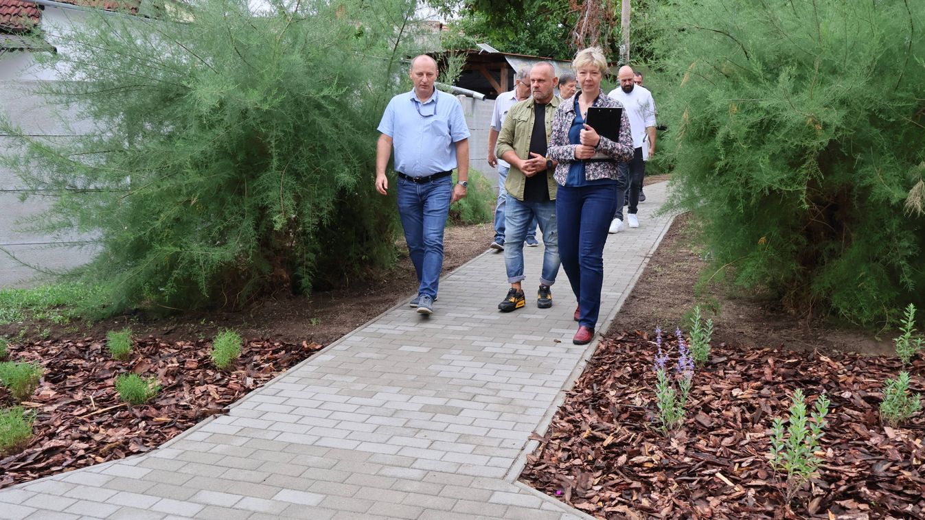 Új járda, új növények lakossági igények alapján