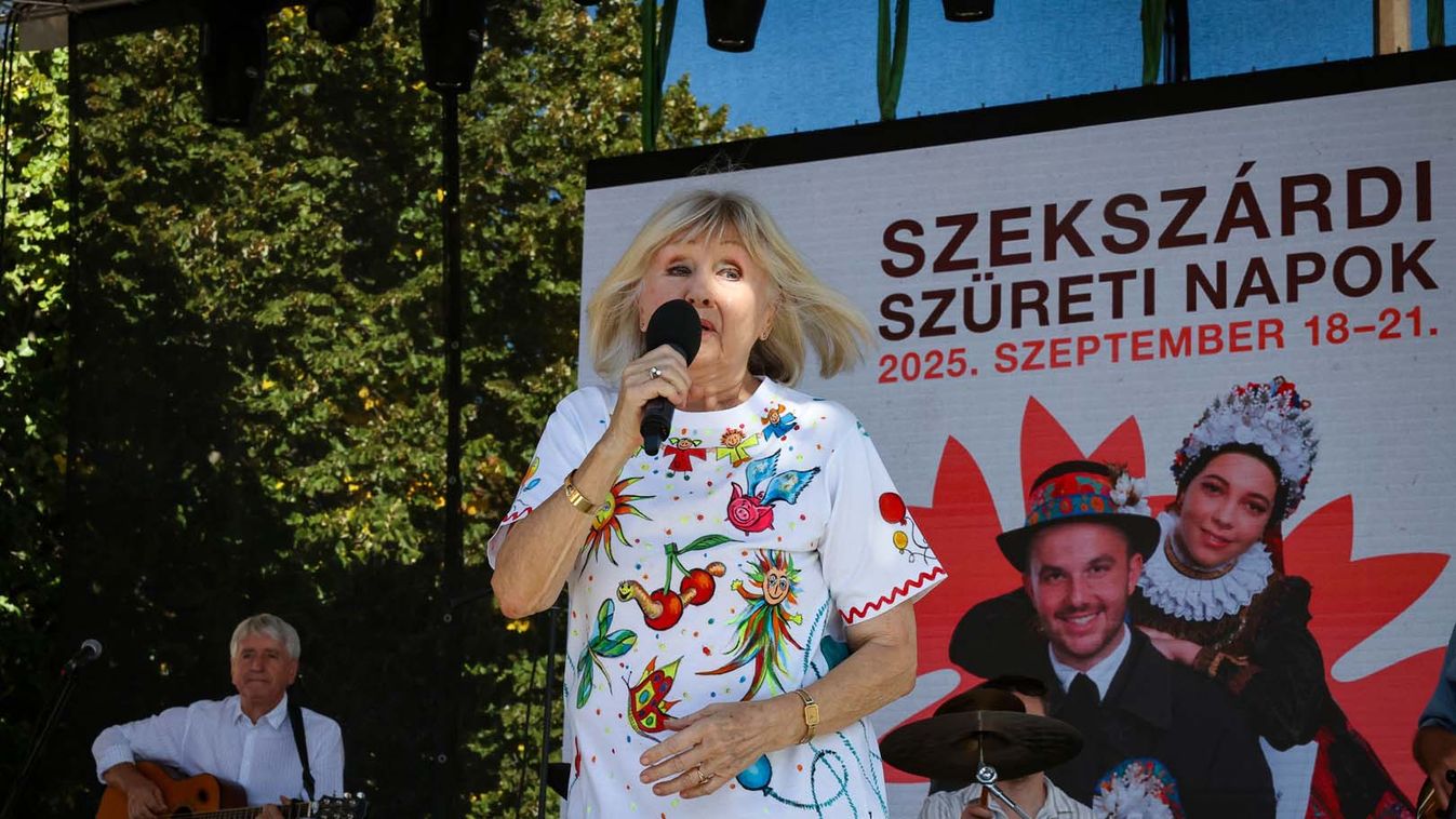 Három generáció együtt énekelt Halász Judittal a Béla király téren ...