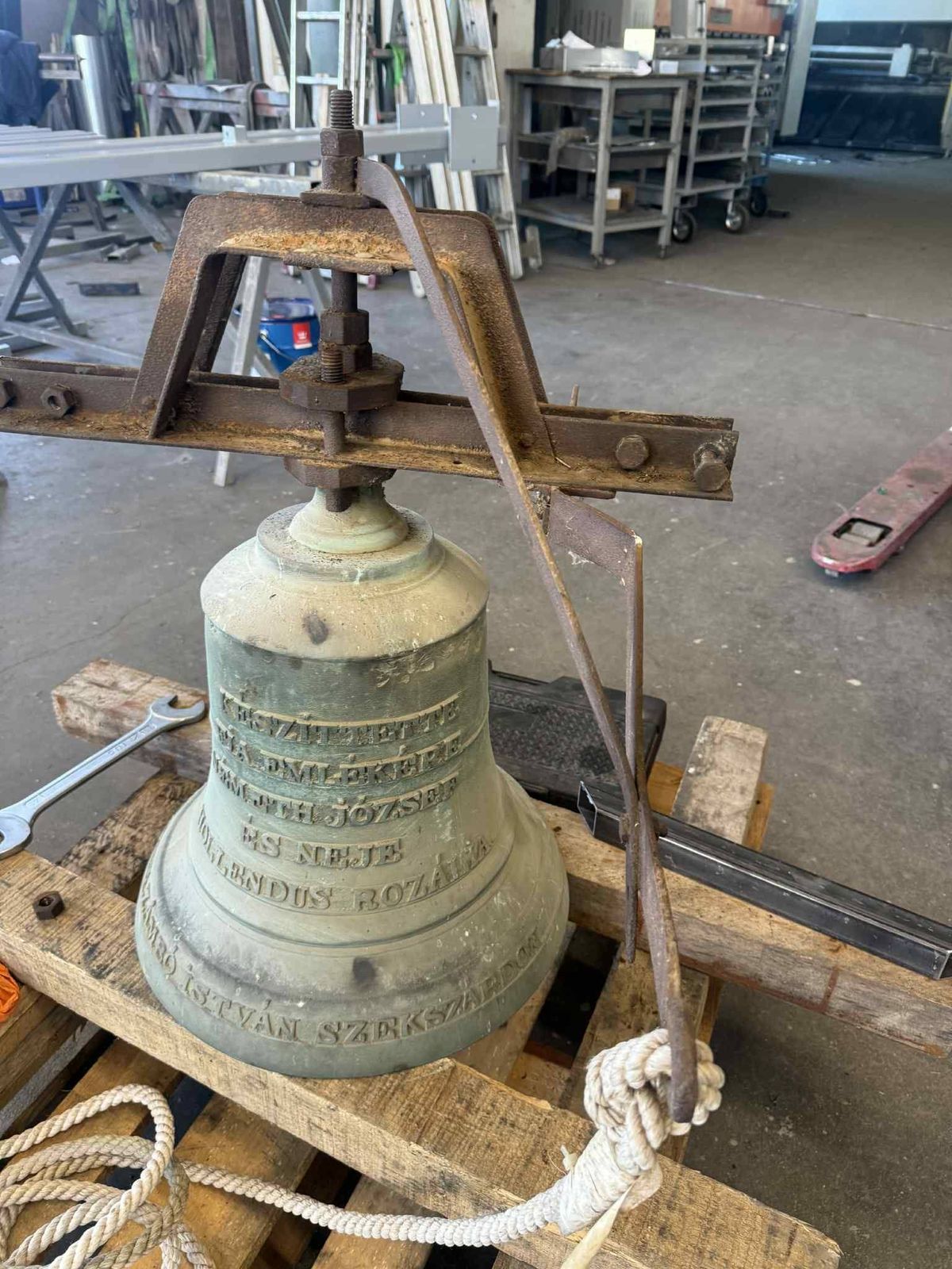 Csatári harang modern változatában újra helkyet kap a közösség életében.