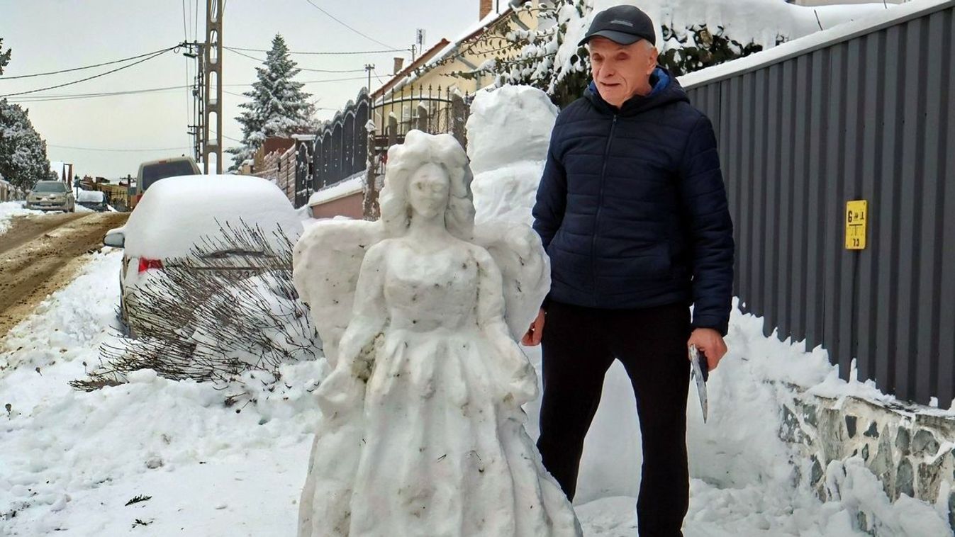 Hóangyal áll Feil József és felesége háza előtt