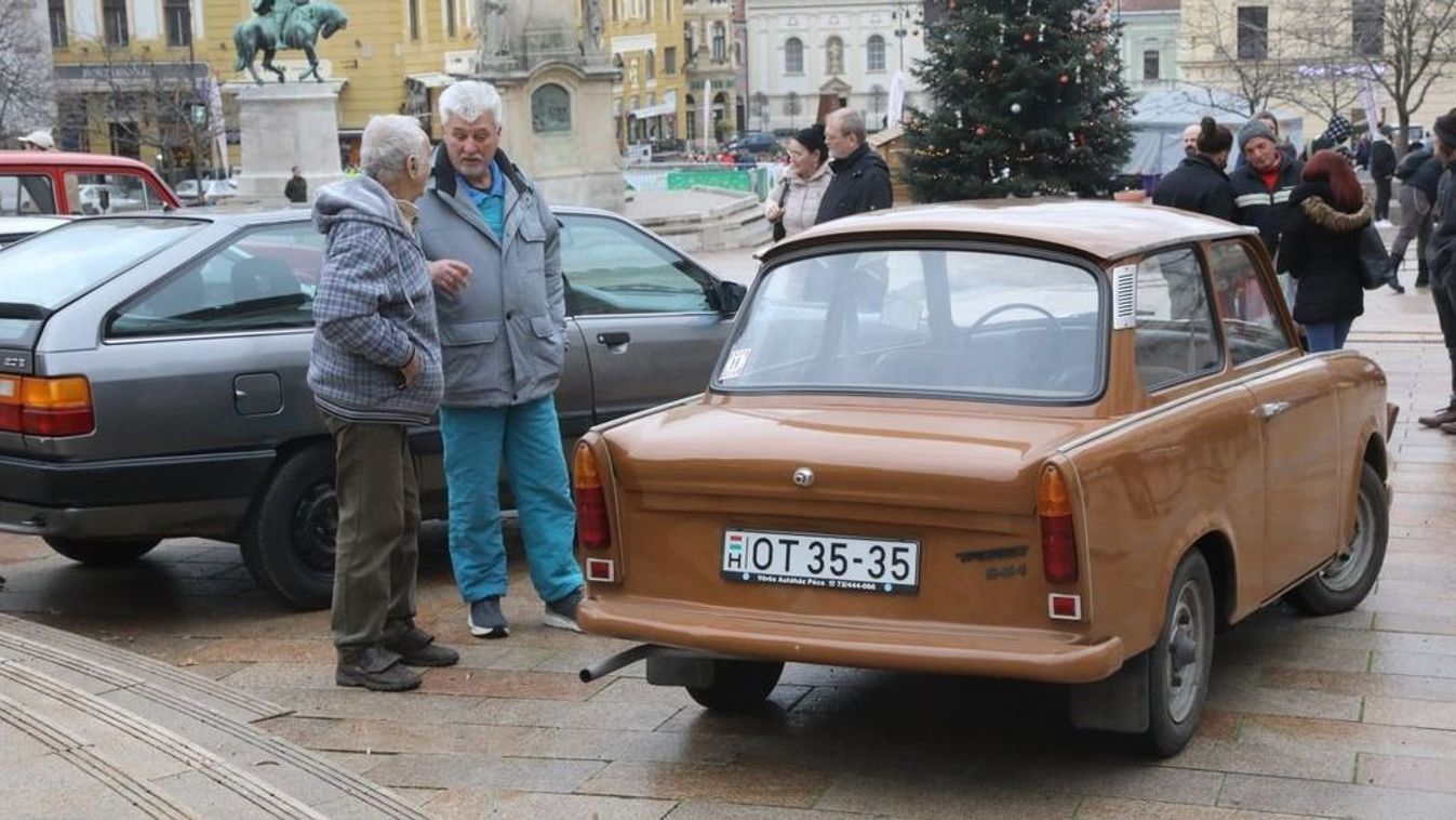Veterán autók ingyen mehetnek a pályákon